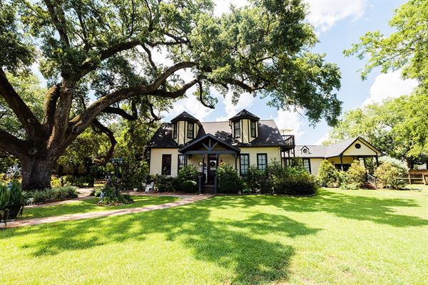Oak Tree Manor Weddings - Spring, TX - Wedding Venue